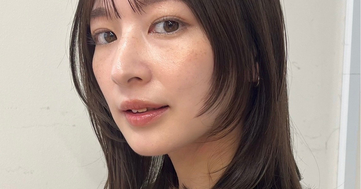 【韓国風カジュアルミディ】韓国ヘア初心者さんにもおすすめ！ 小顔見せも叶うミディアムヘア | マキアオンライン | 美容雑誌『MAQUIA（マキア）』公式ビューティサイト