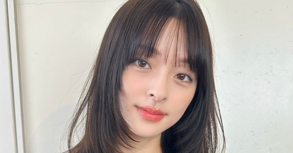 【最新セミロング】小顔見え効果抜群！ 暗髪でも軽やかなレイヤー×セミロング | マキアオンライン(MAQUIA ONLINE)