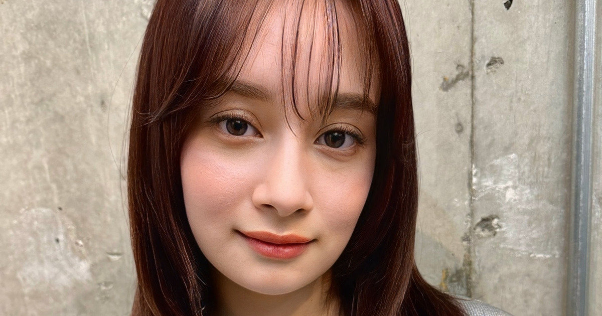 【初夏におすすめのミディアム】レイヤーとシースルーバングで抜け感アップ！ シャープな印象のミディアムヘア | マキアオンライン | 美容雑誌『MAQUIA（マキア）』公式ビューティサイト