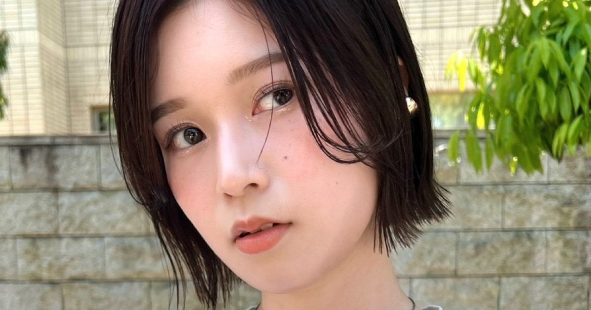 【30代・40代に似合う髪型】うざバング×タイトめシルエットが新しい！ ショコラブラウンのカジュアル大人ボブ | マキアオンライン(MAQUIA ONLINE)