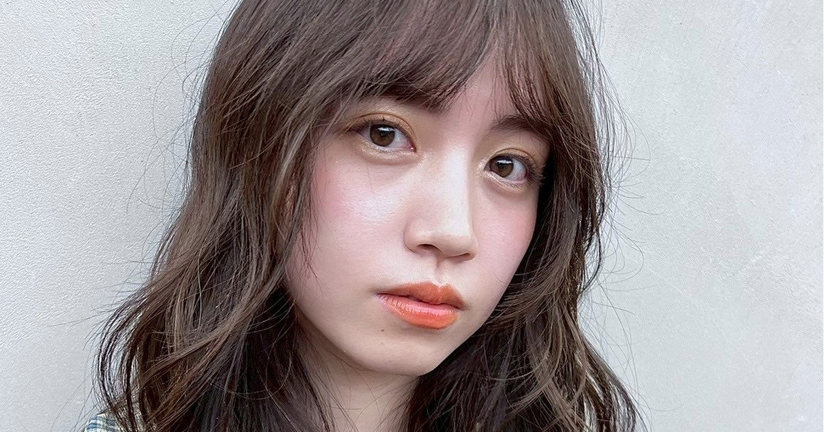 【大人の暗髪パーマ】髪がふんわり柔らかに見える！ ショコラブラウンカラーの垢抜けミディアム | マキアオンライン | 美容雑誌『MAQUIA（マキア）』公式ビューティサイト