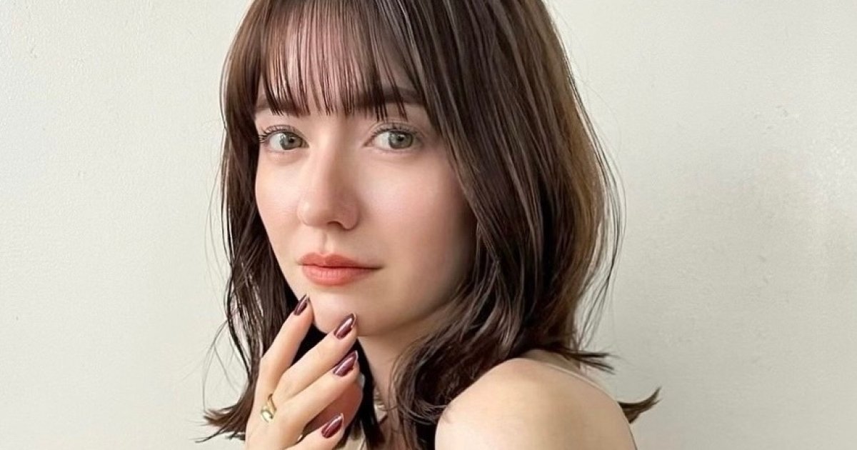 前髪ありでも大人っぽい！ 暗髪で魅せる大人の愛されミディアムヘア♡ | マキアオンライン(MAQUIA ONLINE)