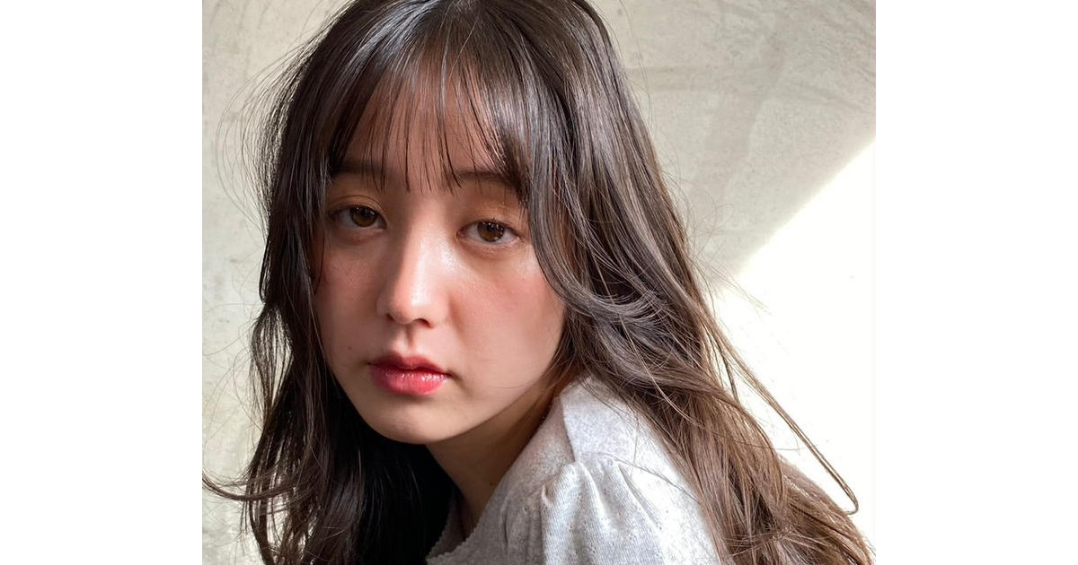 【美人印象ロングヘア】暗髪×透明感で仕上げる、大人の小顔見えロング | マキアオンライン | 美容雑誌『MAQUIA（マキア）』公式ビューティサイト