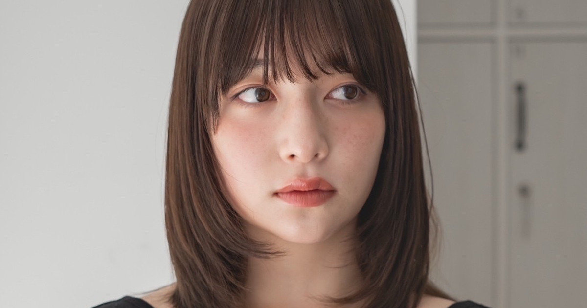 【30代・40代に似合う髪型】目力アップと小顔を叶える！ グレージュカラーのミディアムヘア | マキアオンライン(MAQUIA ONLINE)