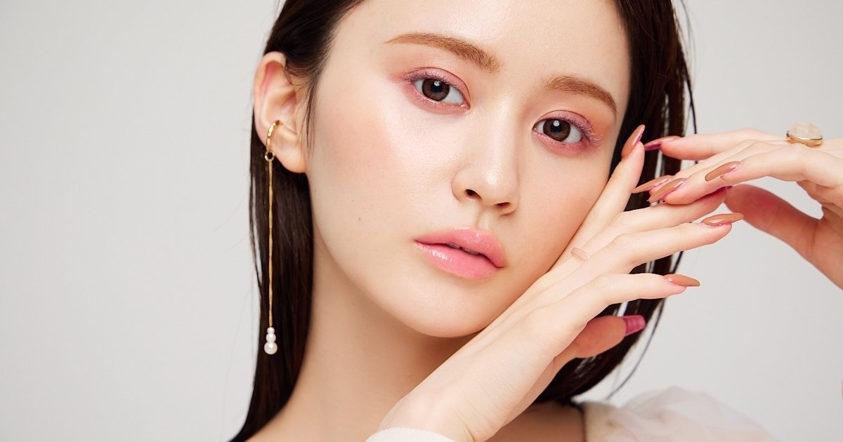 NMB48山本望叶がピンクのアイシャドウパレットで魅せる3つの顔【03 アディクション編】 | マキアオンライン(MAQUIA ONLINE)