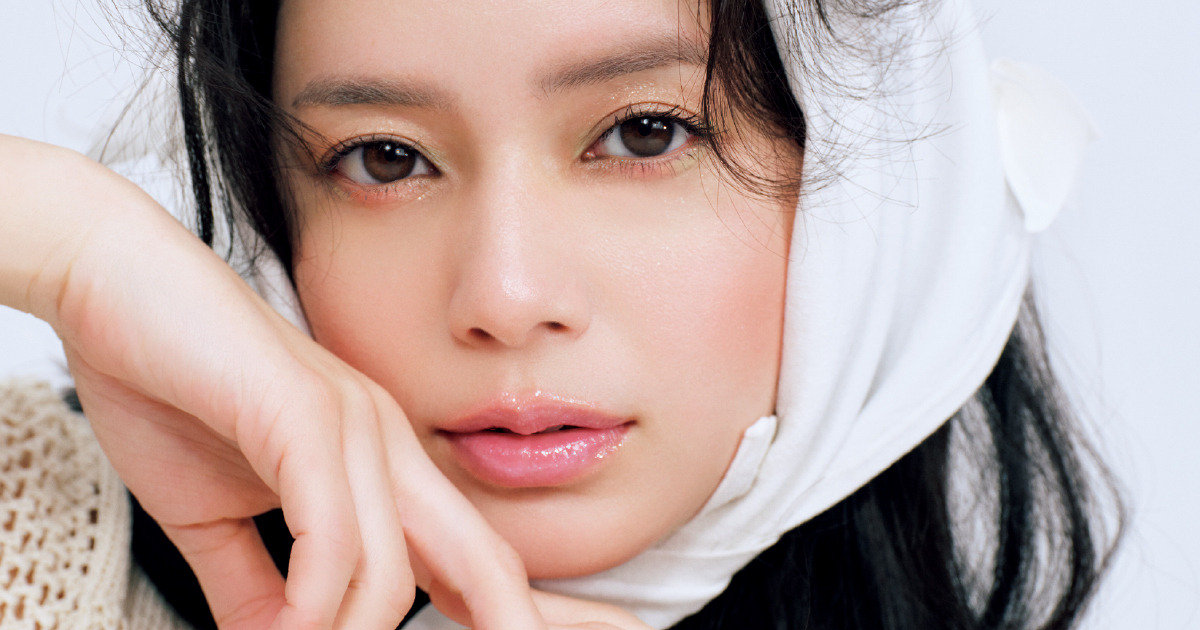 “色を使わない”透明感のまとい方。元ギャルのメイクアップアーティスト・・福岡玲衣さんに学ぶ、盛れるニュアンスメイク | マキアオンライン | 美容雑誌『MAQUIA（マキア）』公式ビューティサイト