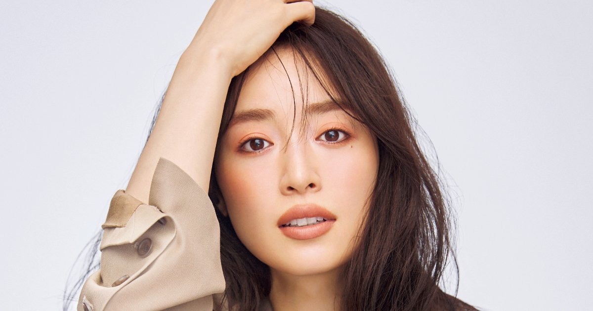 泉 里香さん×最旬アーティストが提案！ 秋のアイメイク、コーラル＆ゴールドはどう使う？ | マキアオンライン(MAQUIA ONLINE)