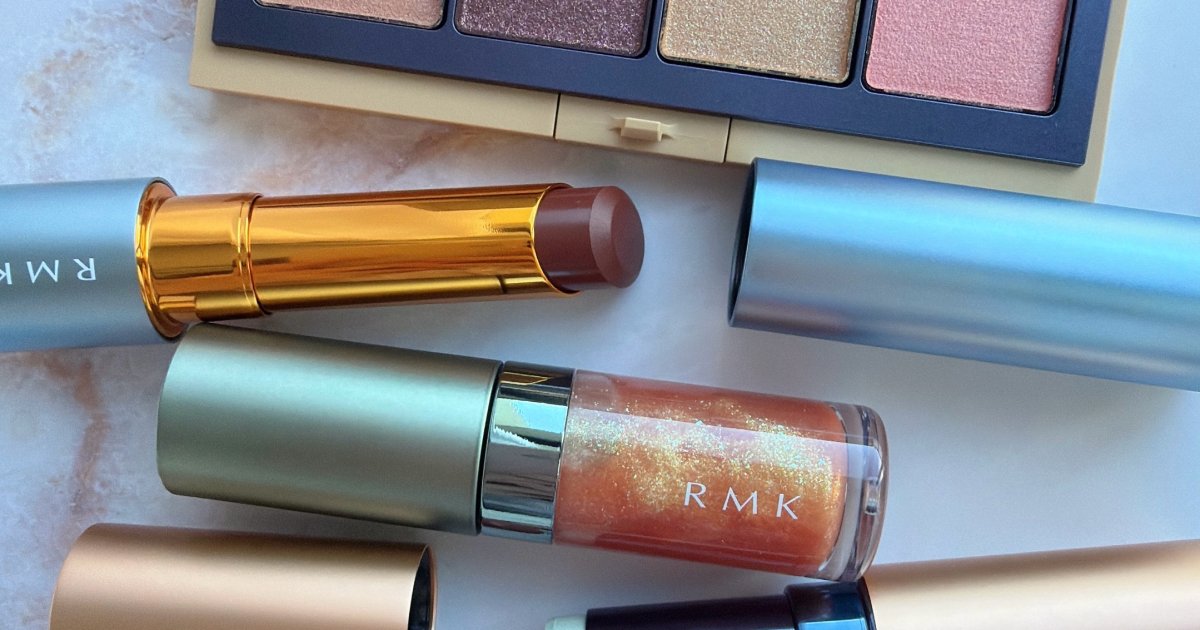 【RMKコフレ2025】パレット・リップ・フェイスパウダーをスウォッチ付きで徹底レビュー | マキアオンライン | 美容雑誌『MAQUIA（マキア）』公式ビューティサイト