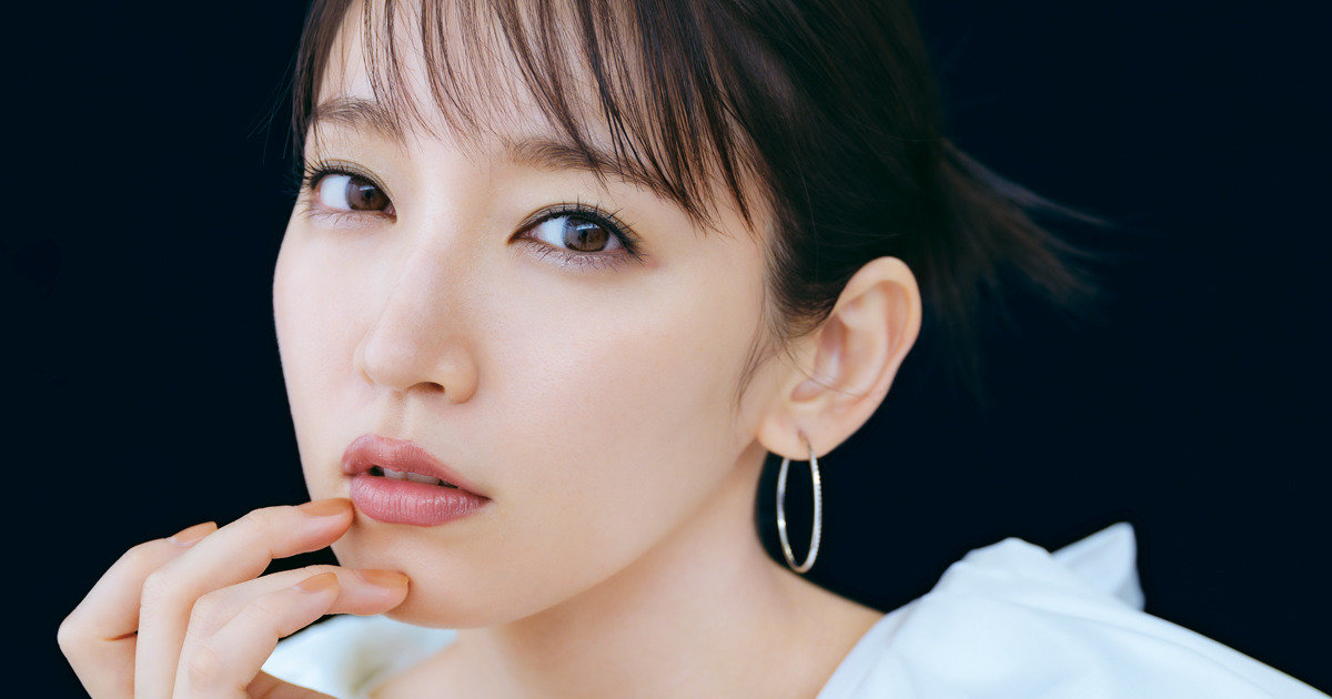 吉岡里帆さんのクリスマスメイク。グレー×ダークピンクで品格を表現 | マキアオンライン | 美容雑誌『MAQUIA（マキア）』公式ビューティサイト