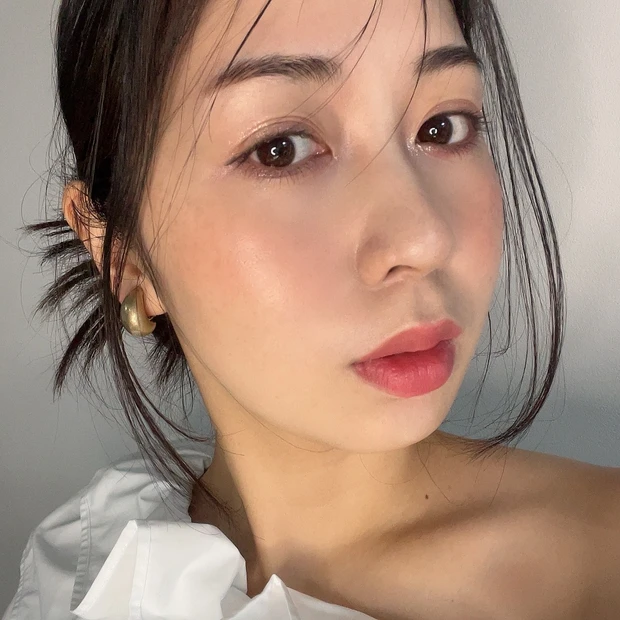 透明感すごすぎ！MAQUIA3月号表紙の本田翼さん風メイクにチャレンジ！【マキア表紙メイク】 | マキアオンライン | 美容雑誌『MAQUIA（マキア）』公式ビューティサイト