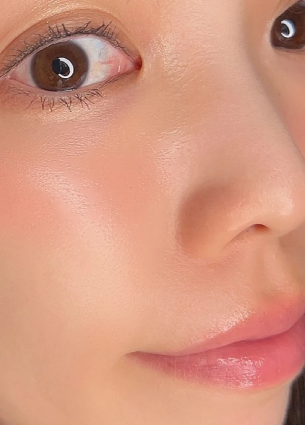 リップとチークがこれ1つで叶う！hince 新作 ロウグロウデューイーボールをレビュー♪【ブルベ夏】 | マキアオンライン | 美容雑誌『MAQUIA（マキア）』公式ビューティサイト