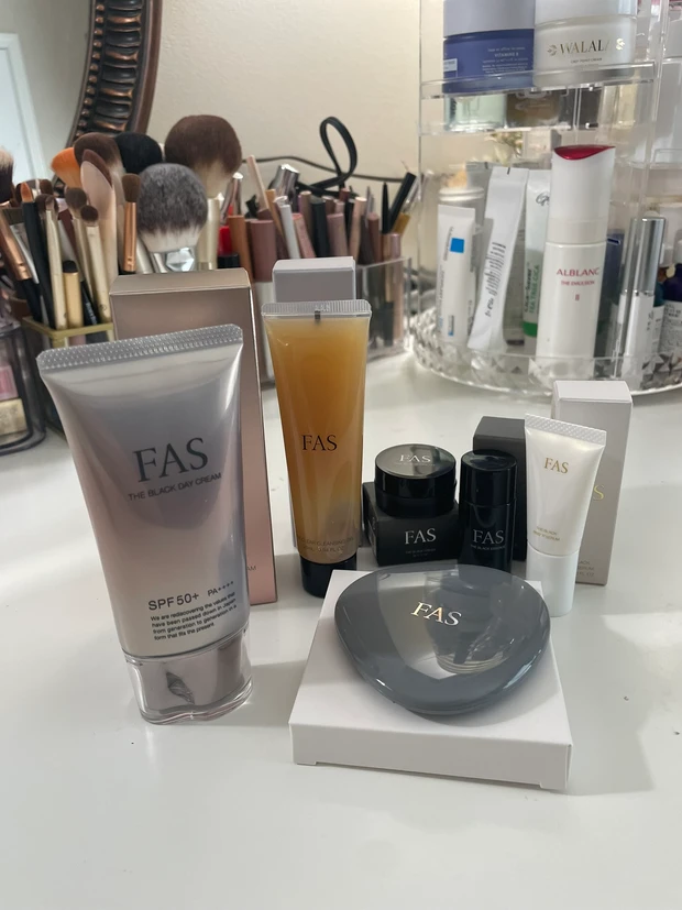 【2025年新作UV何使う？】FAS（ファス）「ザ ブラック デイ クリーム」レビュー♡あかりんこと吉田朱里さんも愛用！ | マキアオンライン | 美容雑誌『MAQUIA（マキア）』公式 ...