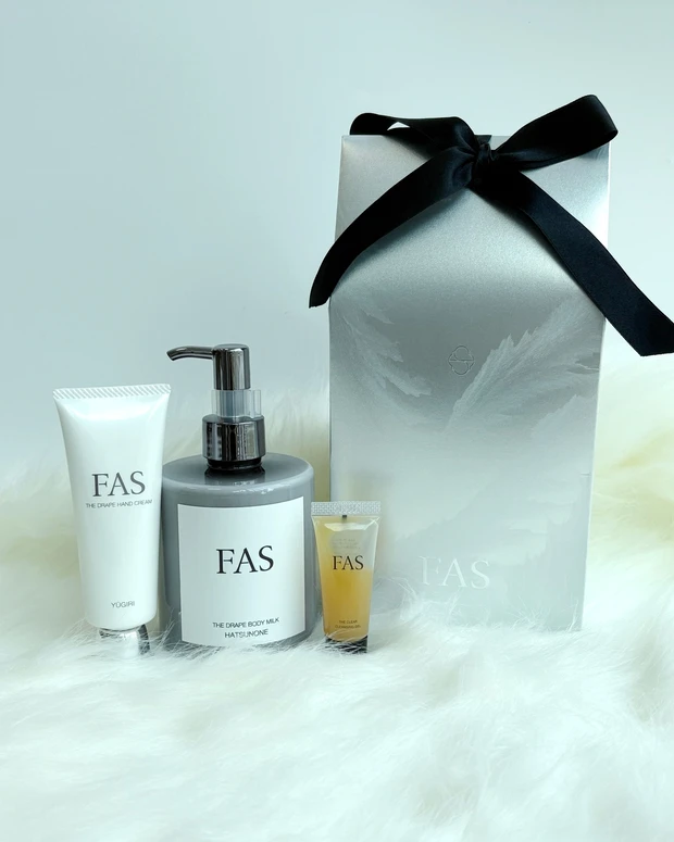 FASのコフレ第一弾・第二弾が登場！ ベストセラーのスキンケアや新作など満載【クリスマスコフレ2025】 | マキアオンライン | 美容雑誌『MAQUIA（マキア）』公式ビューティサイト