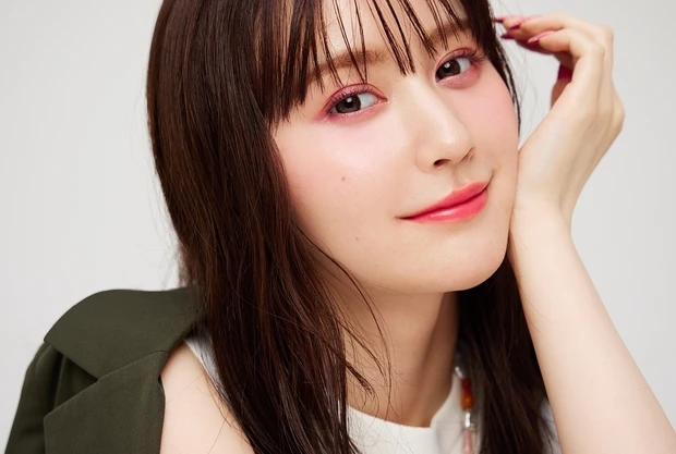 NMB48山本望叶がピンクのアイシャドウパレットで魅せる3つの顔【02 リンメル編】 | マキアオンライン(MAQUIA ONLINE)