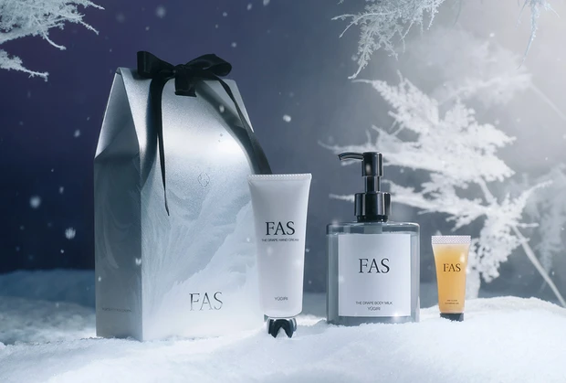 FASのホリデーコフレは全3弾！ ベストセラーから新作まで堪能できる充実のラインナップ【クリスマスコフレ2025】 | マキアオンライン | 美容雑誌『MAQUIA（マキア）』公式ビューティサイト