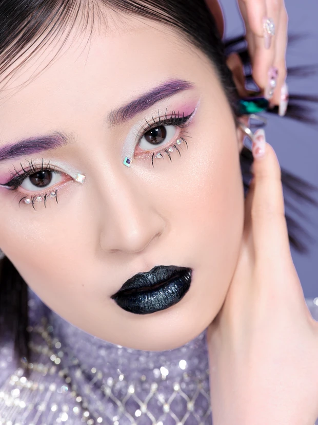 【Y3Kメイク】のやり方をGYUTAE（ギュテ）さんが解説。「攻め」だけで終わらない究極テクニック | マキアオンライン | 美容雑誌『MAQUIA（マキア）』公式ビューティサイト