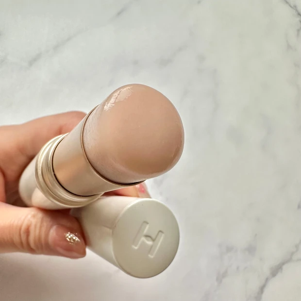 ラメなし色なしパールなし！hinceの【濡れツヤハイライト】でマスク無しのベースメイクを底上げ♪ | マキアオンライン | 美容雑誌『MAQUIA（マキア）』公式ビューティサイト