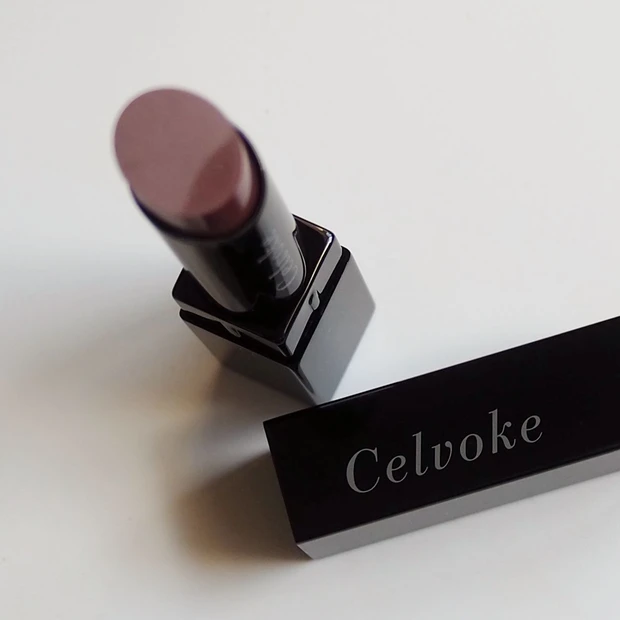 晩夏初秋に使いたいシースルー発色のプラムカラー！苦手も克服できる「Celvoke アラウズリップス 01 プラム」 | マキアオンライン | 美容雑誌『MAQUIA（マキア）』公式ビューティサイト