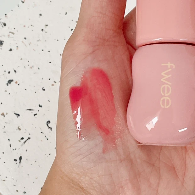 【fweeの人気リップ4選】ブルべ・イエベ別に美容好きがおすすめカラーをスウォッチ！ | マキアオンライン | 美容雑誌『MAQUIA（マキア）』公式ビューティサイト