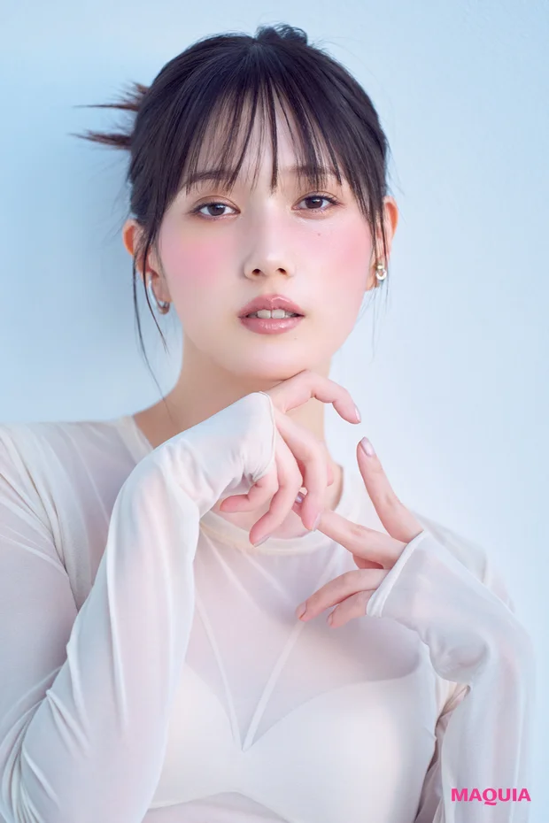 本田 翼さんがBLACKPINKジェニ風のチークメイクにTRY。YSLのミルキーピンクが相棒 | マキアオンライン | 美容雑誌『MAQUIA（マキア）』公式ビューティサイト