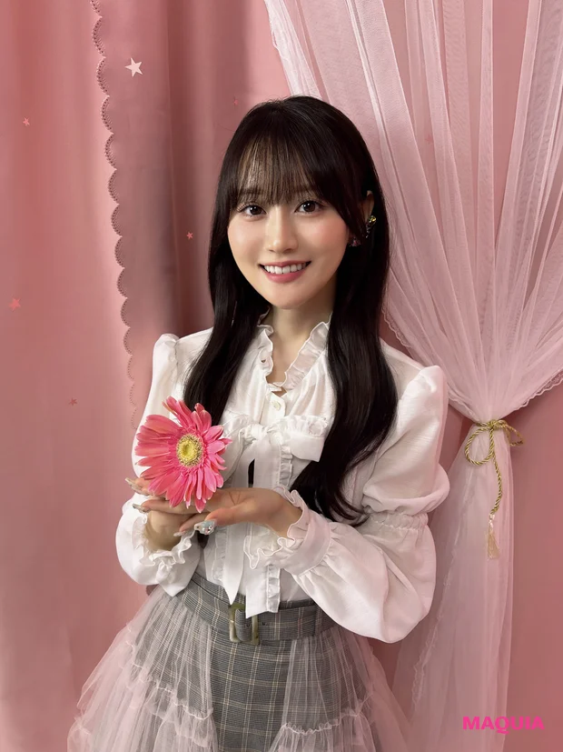 【未公開カット有】声優・小倉唯さんがクリスマスコフレを開封＆レビュー GALLERY | マキアオンライン(MAQUIA ONLINE)