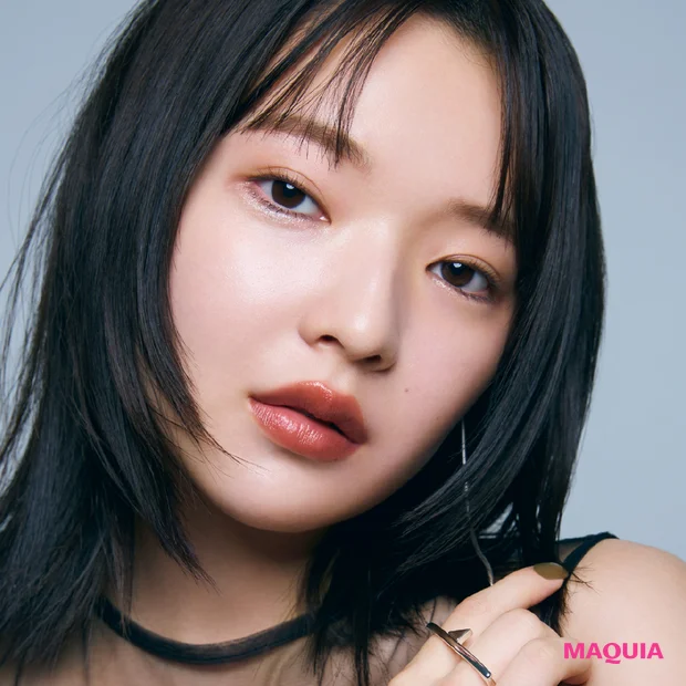 大粒ラメは、下まぶたor目まわりに効かせて視線をキャッチ。Lakaのプチプラシャドウが大活躍！【MAQUIAプチプラコスメグランプリ2025】 | マキアオンライン | 美容雑誌『MAQUIA ...