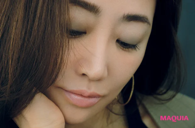 神崎 恵さんが考えるOVER40にちょうどいいメイク。「大人こそ心地よく、伸びやかなメイクの方が似合う」 | マキアオンライン | 美容雑誌『MAQUIA（マキア）』公式ビューティサイト