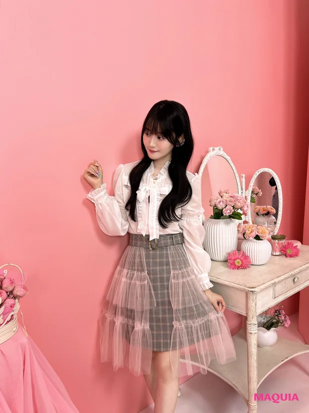 【未公開カット有】声優・小倉唯さんがクリスマスコフレを開封＆レビュー GALLERY | マキアオンライン(MAQUIA ONLINE)