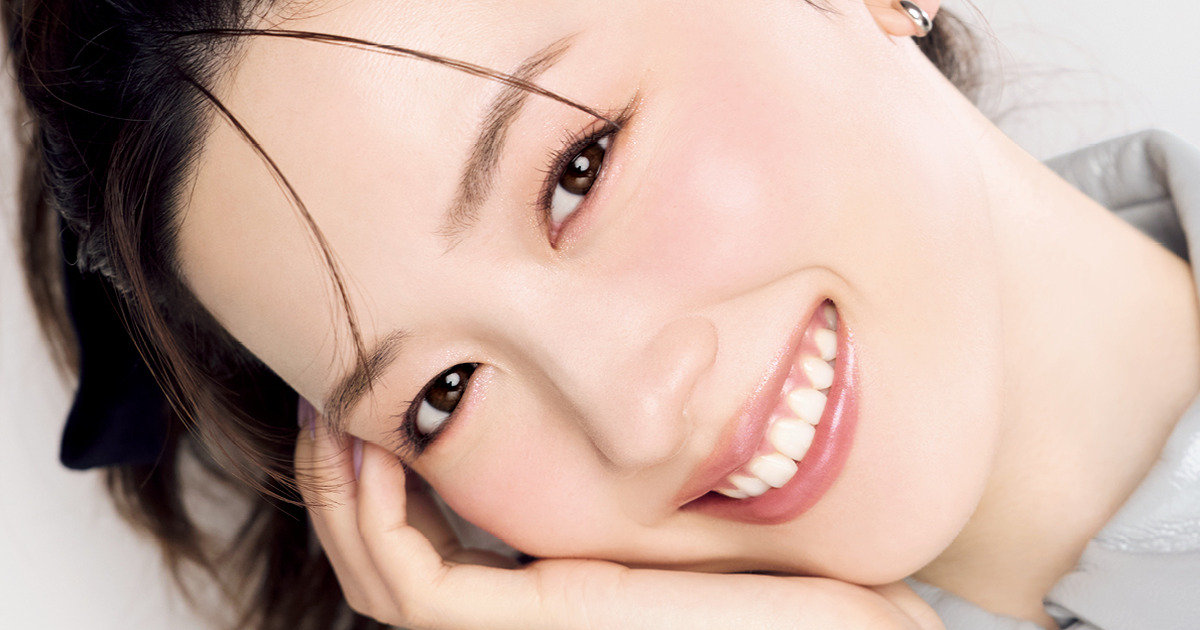 【MAQUIA表紙メイク】永野芽郁さんの大人ピンクメイク。甘くなりすぎない秘訣は“色のレイヤード”にあり！ | マキアオンライン | 美容雑誌『MAQUIA（マキア）』公式ビューティサイト