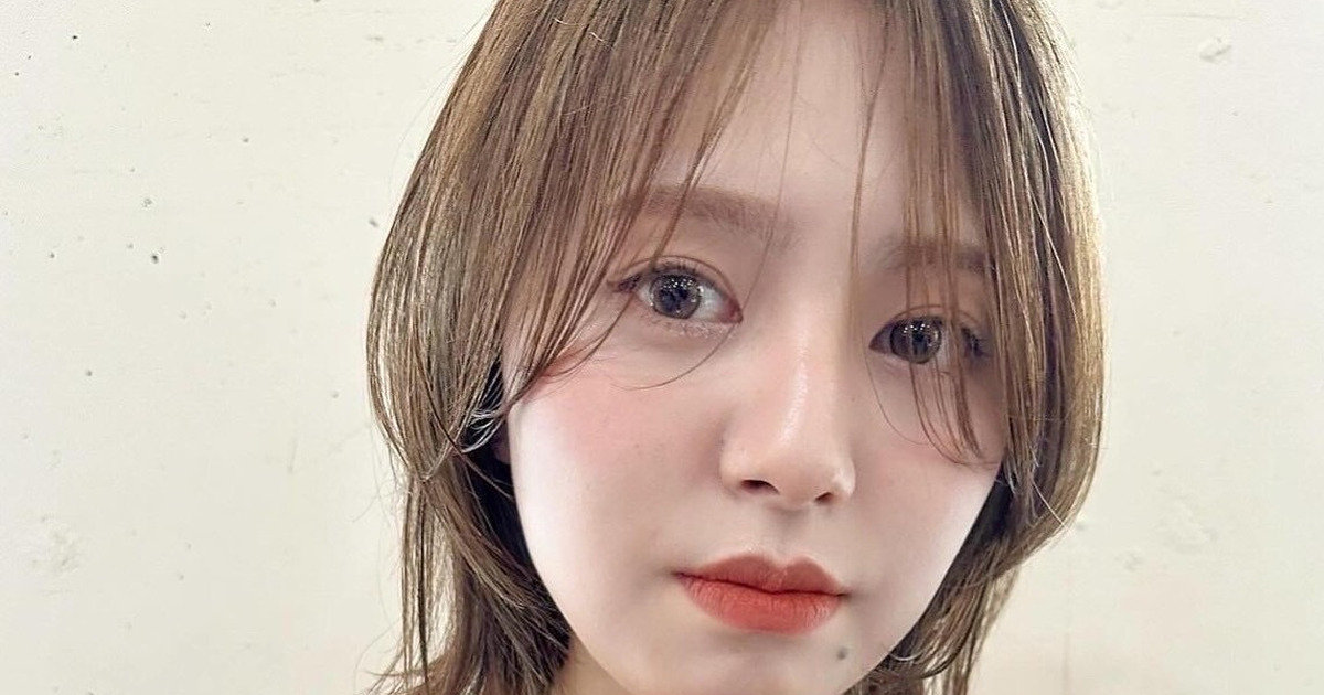 【大人に似合うショートウルフ】レイヤーカットでボリュームアップ！ 愛らしい雰囲気のショートウルフヘア | マキアオンライン | 美容雑誌『MAQUIA（マキア）』公式ビューティサイト