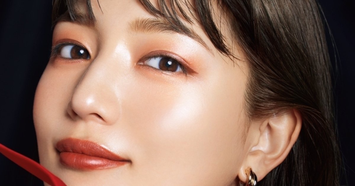 マキア1月号の表紙は川口春奈さん！河北メイクによる赤のワントーングラデに視線集中 | マキアオンライン | 美容雑誌『MAQUIA（マキア ...