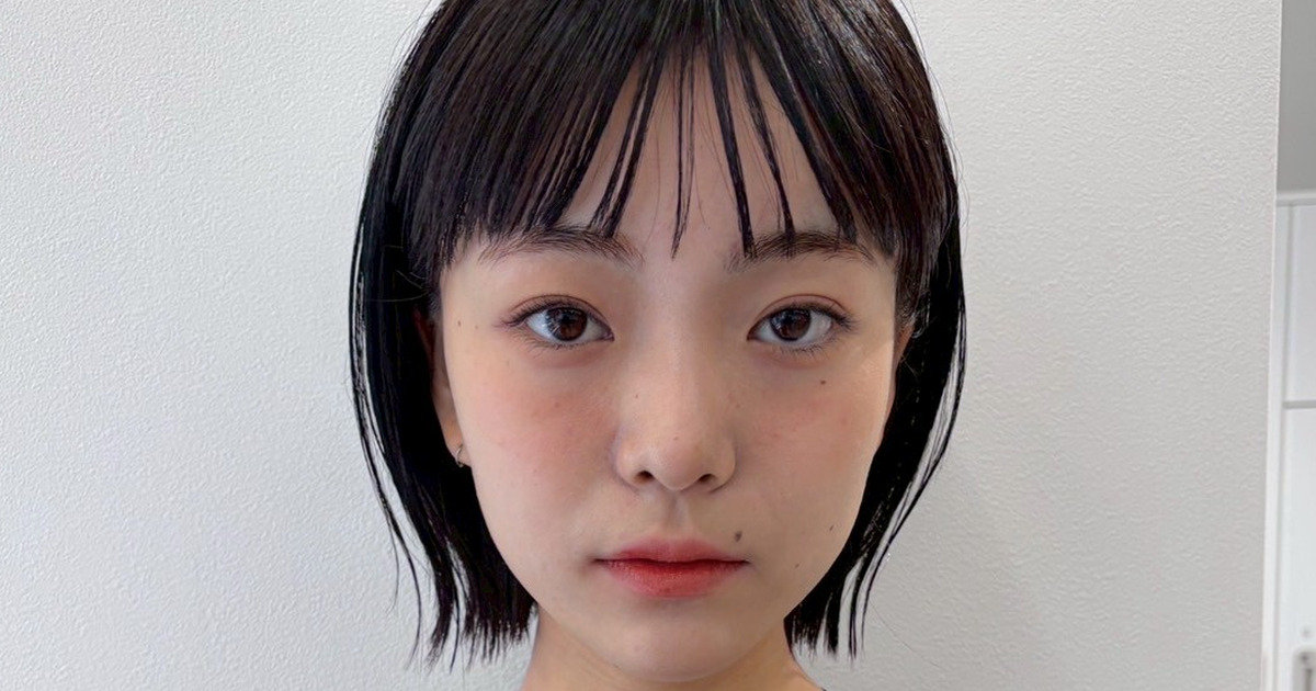 【ダークブラウン】内側レイヤー×束感前髪で軽やか！ 暗髪でも重くならないナチュラルボブ | マキアオンライン | 美容雑誌『MAQUIA（マキア）』公式ビューティサイト