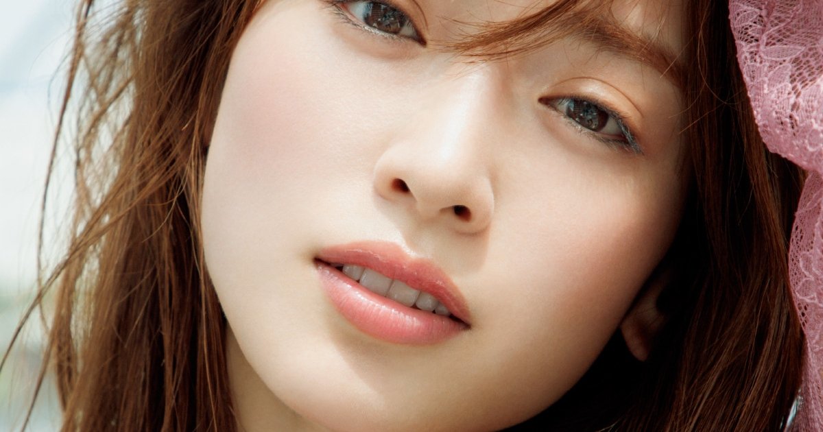 泉 里香さんがTRY！ 秋ファッションに似合う、素肌感を残したツヤメイク | マキアオンライン | 美容雑誌『MAQUIA（マキア）』公式ビューティサイト