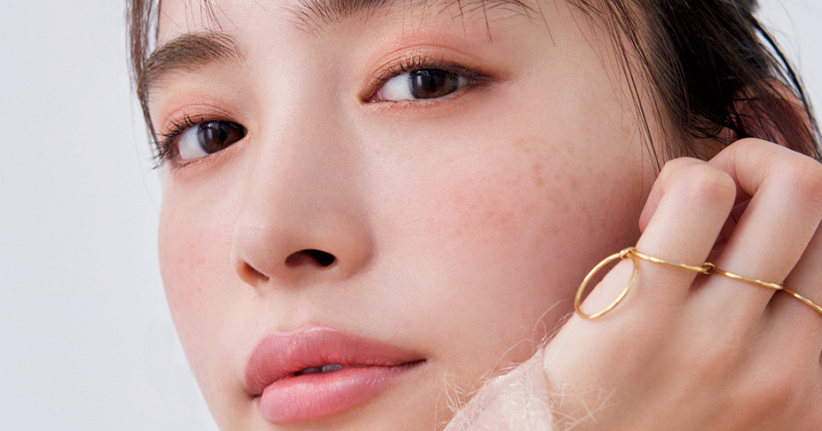 井桁弘恵さん×春のPINKメイク。コーラルピンクでアンニュイな可愛さを堪能 | マキアオンライン | 美容雑誌『MAQUIA（マキア）』公式ビューティサイト