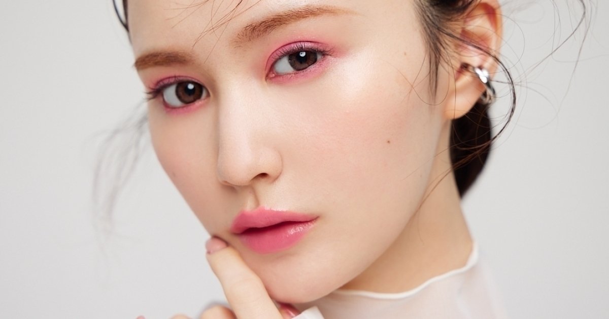 NMB48山本望叶がピンクのアイシャドウパレットで魅せる3つの顔【01 アンプリチュード編】 | マキアオンライン(MAQUIA ONLINE)