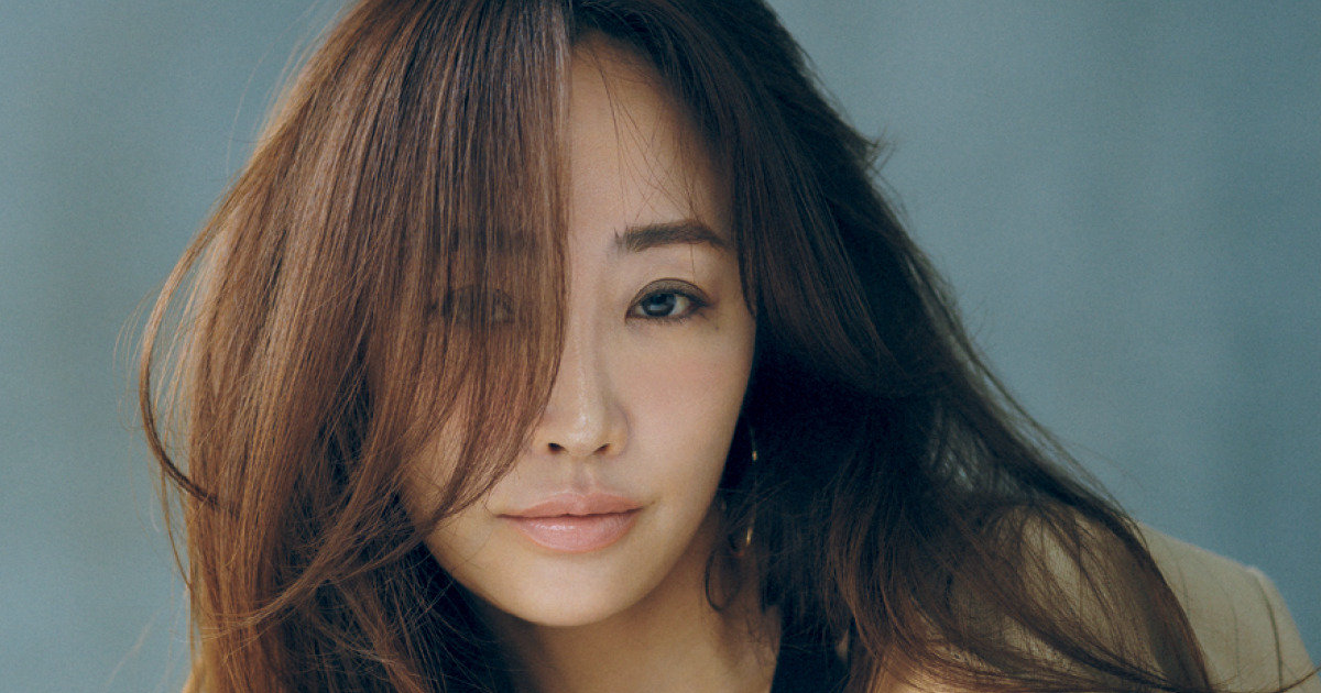 神崎 恵さんが考えるOVER40にちょうどいいメイク。「大人こそ心地よく、伸びやかなメイクの方が似合う」 | マキアオンライン | 美容雑誌『MAQUIA（マキア）』公式ビューティサイト