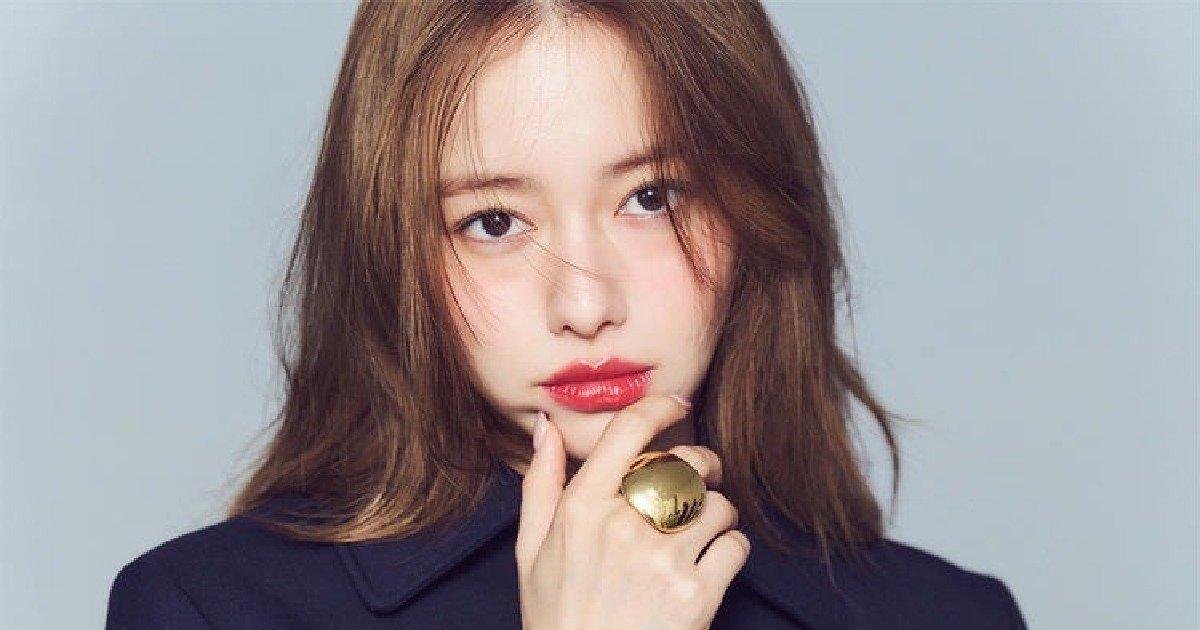 山本舞香さん×注目のハイブランドの“it リップ” PhotoGallery | マキアオンライン(MAQUIA ONLINE)