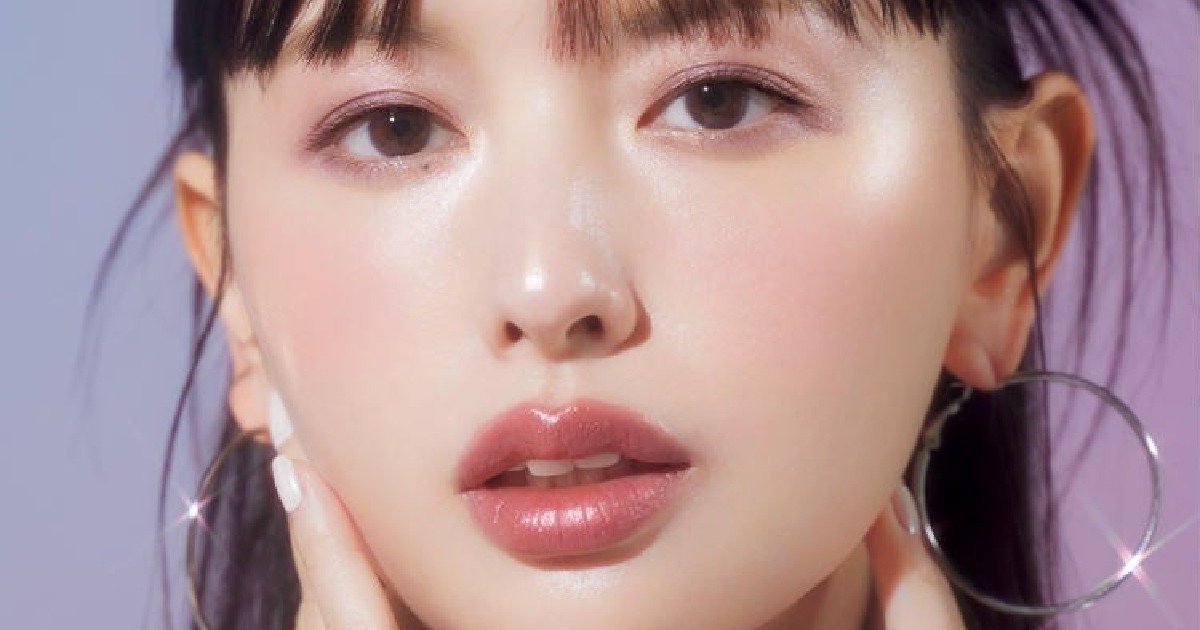 鈴木えみさんが纏う大人のキラキラアイメイク | マキアオンライン | 美容雑誌『MAQUIA（マキア）』公式ビューティサイト