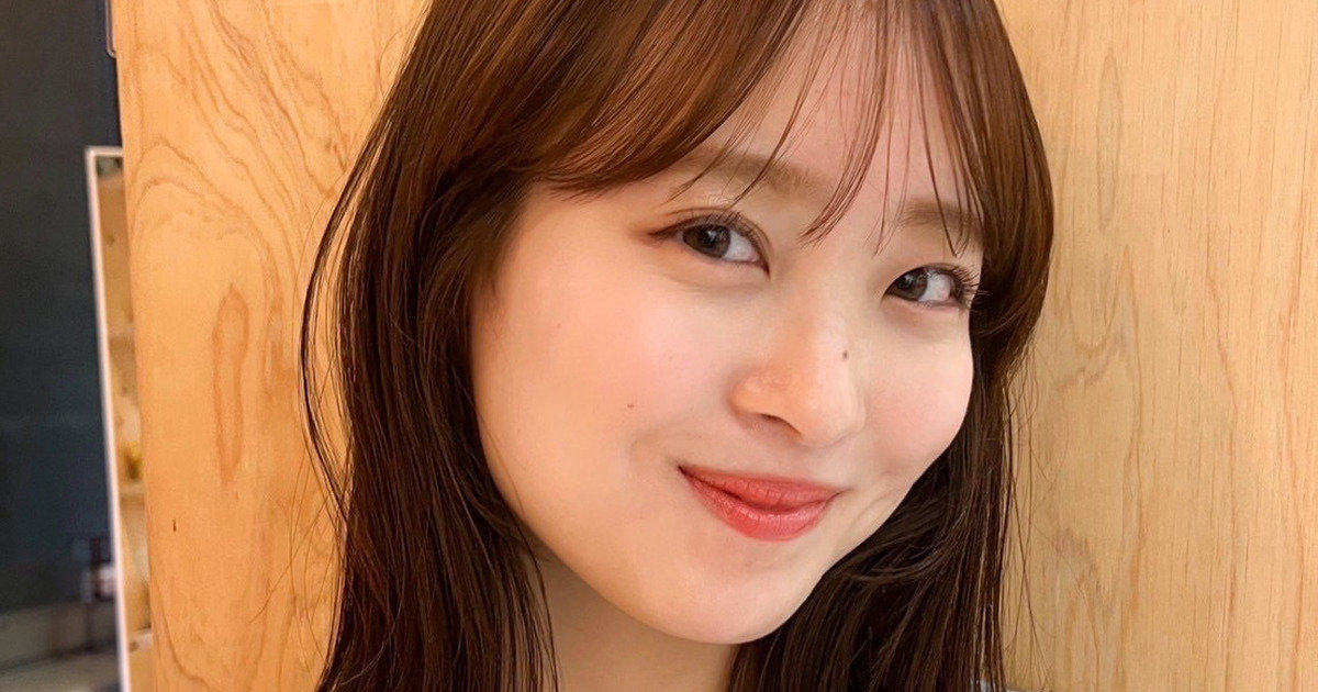 【くびれミディアムヘア】丸みフォルムが大人可愛いミディアムレイヤー | マキアオンライン | 美容雑誌『MAQUIA（マキア）』公式ビューティサイト