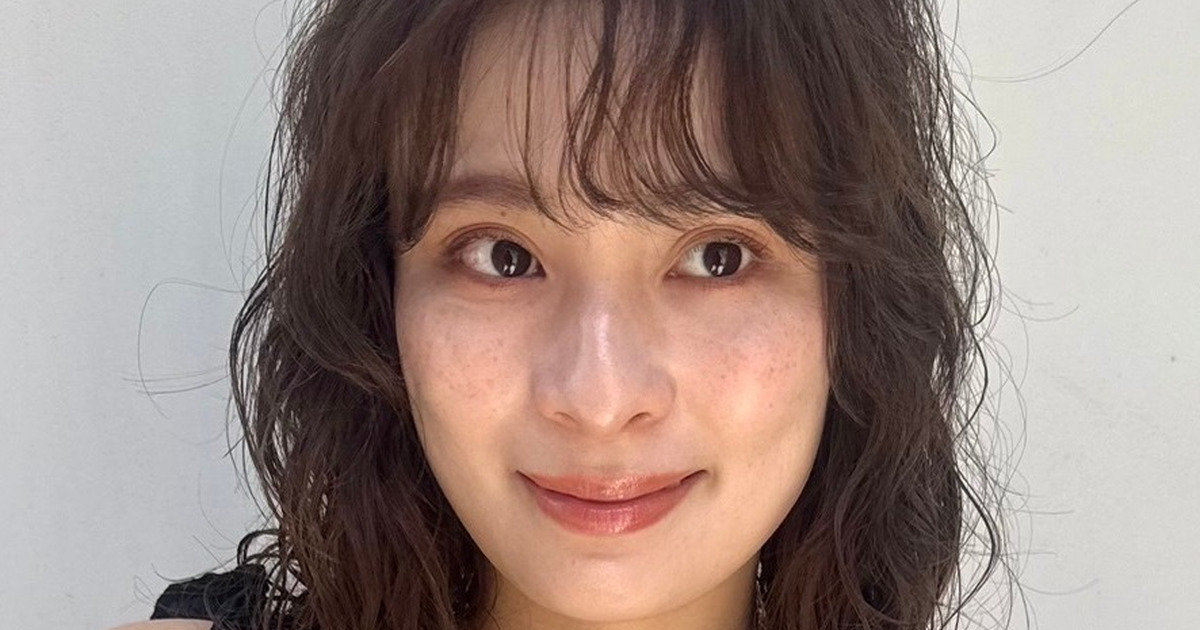 【黒髪ミディアムヘア】簡単スタイリングで決まる！ こなれ感抜群のウェーブミディアム | マキアオンライン | 美容雑誌『MAQUIA（マキア）』公式ビューティサイト