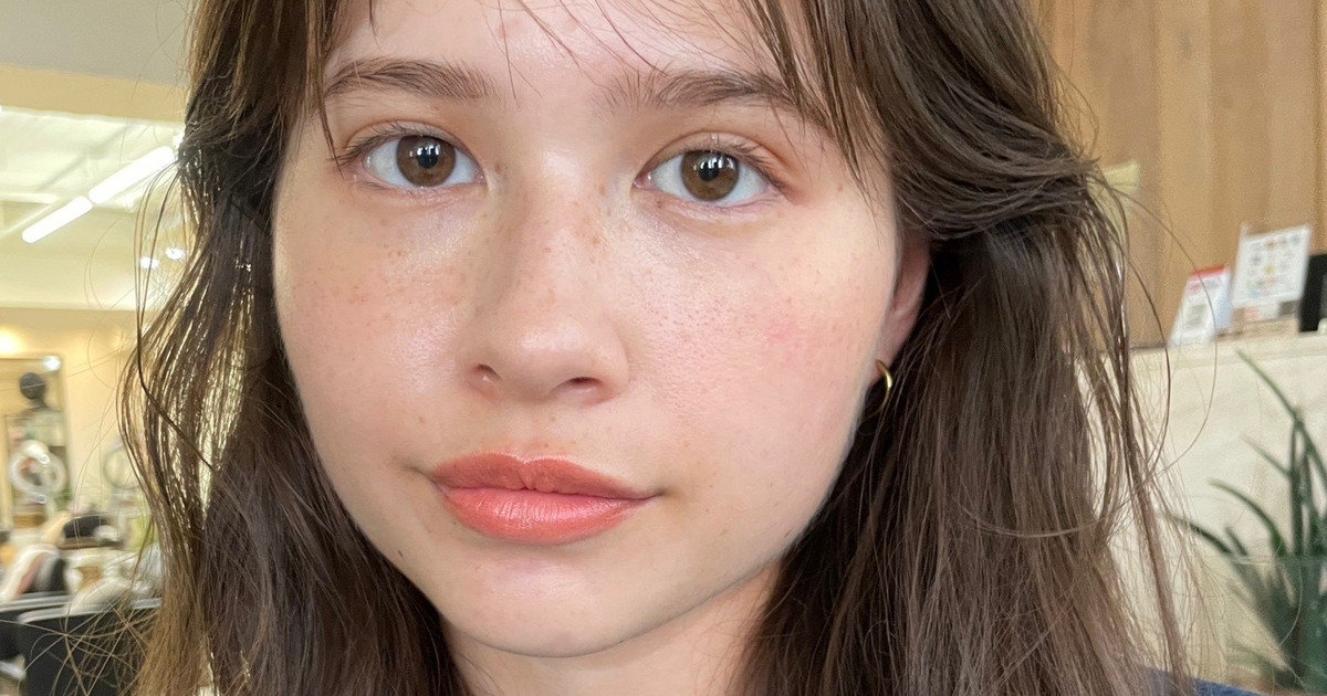 【ウェーブロング】2wayバング×オリーブカラーが新鮮！ 大人のカジュアルロングヘア | マキアオンライン | 美容雑誌『MAQUIA（マキア）』公式ビューティサイト