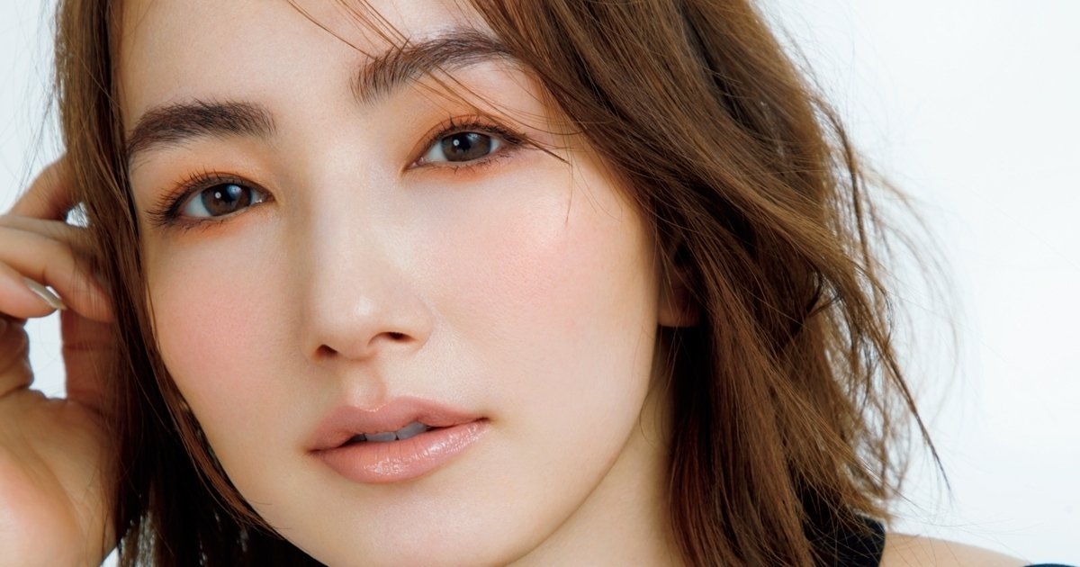 岡野瑞恵さんの大人メイク。真っ先に取り組むべきは、自分の顔や肌と向き合うこと | マキアオンライン | 美容雑誌『MAQUIA（マキア）』公式ビューティサイト