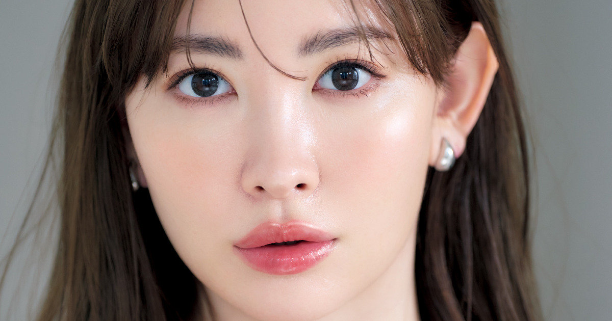 小嶋陽菜の“今”を深掘り！ 社長として働く日のメイクは、眉やリップなどでキリッと感を | マキアオンライン | 美容雑誌『MAQUIA（マキア）』公式ビューティサイト