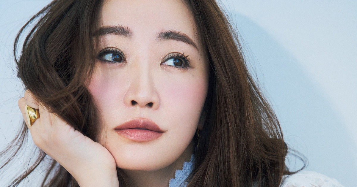 神崎 恵さん、定番ブラウンはミントカラー合わせで一気に垢抜け！ 溺愛アイパレットも紹介 | マキアオンライン | 美容雑誌『MAQUIA（マキア）』公式ビューティサイト