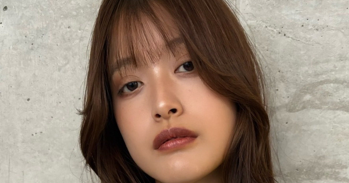 【レイヤーセミロング】外ハネワンカールで垢抜ける！ 大人のカジュアルセミロング | マキアオンライン | 美容雑誌『MAQUIA（マキア）』公式ビューティサイト