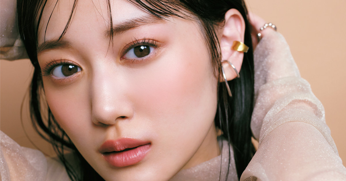 乃木坂46・山下美月さんが、“赤み”をリンクさせた大人のワントーンメイクにTRY | マキアオンライン | 美容雑誌『MAQUIA（マキア）』公式ビューティサイト