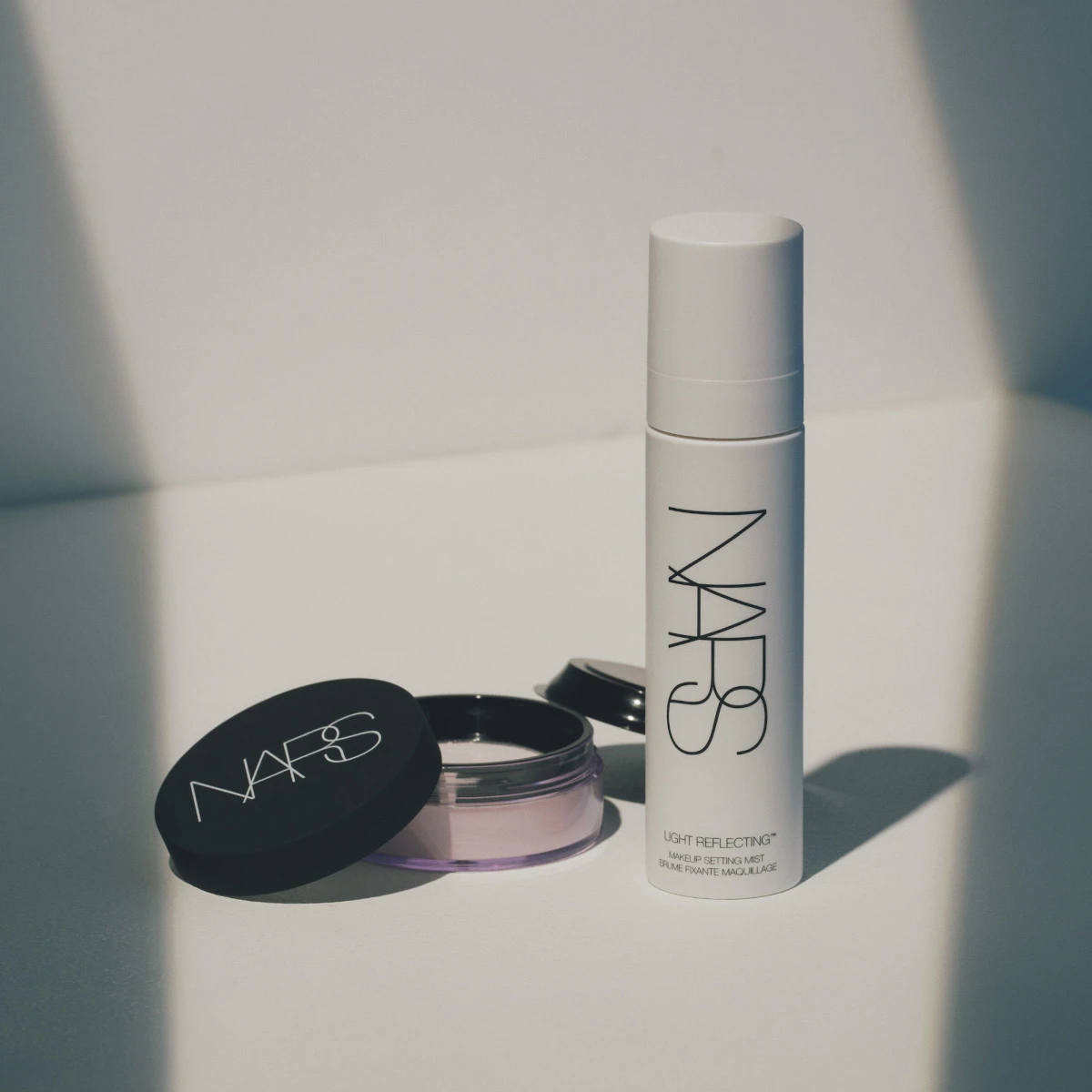 NARSの“リフ粉”に新ファミリーが仲間入り。光と透明感を仕込んで限りなく澄み渡る肌へ | マキアオンライン | 美容雑誌『MAQUIA（マキア）』公式ビューティサイト