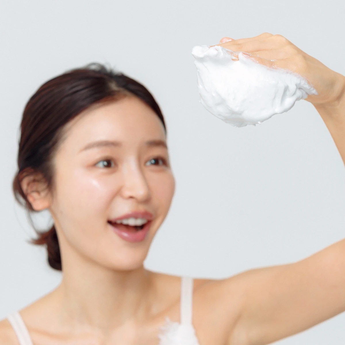 DEW の濃密ヒアロ泡（※1）洗顔で肌を愛おしむような、うっとり心地よい泡体験へ | マキアオンライン(MAQUIA ONLINE)