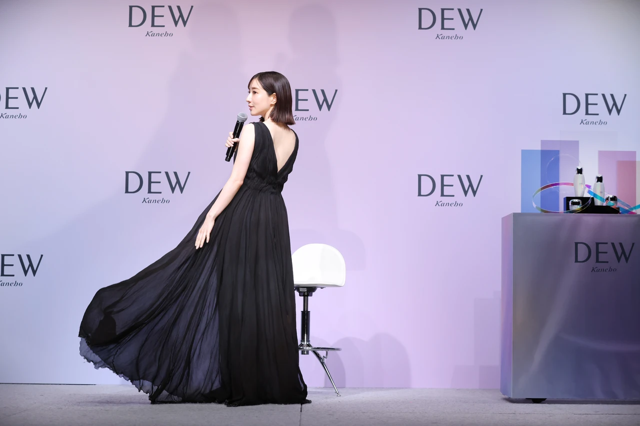 【DEWの新ミューズは田中みな実さん！】美しいフォルム*1はDEWの2ステップから！みんなの憧れ”みな実肌”を実際に見てきました！ | マキアオンライン | 美容雑誌『MAQUIA（マキア ...