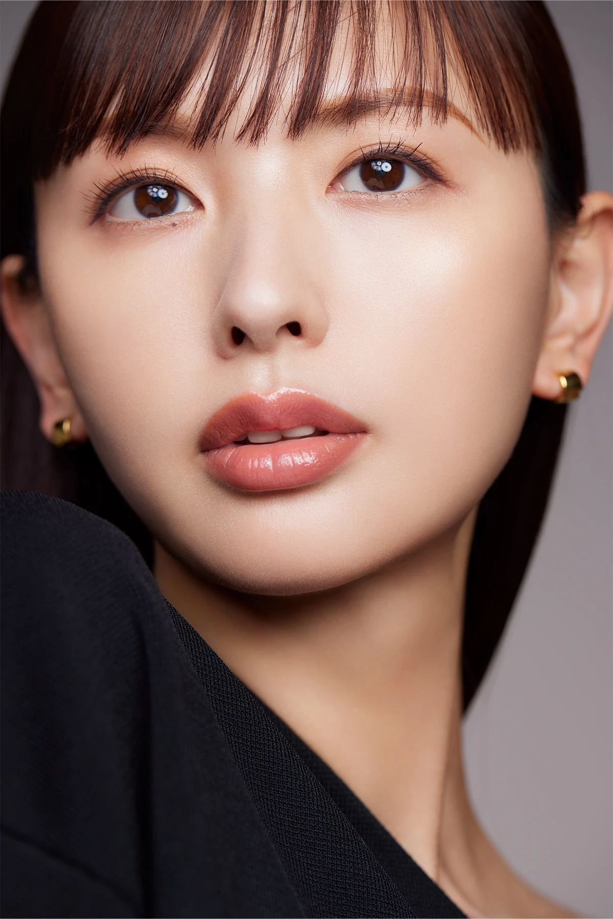 鈴木えみ、SUQQU最高峰のベースメイクで纏う「高貴な艶」 | マキアオンライン(MAQUIA ONLINE)